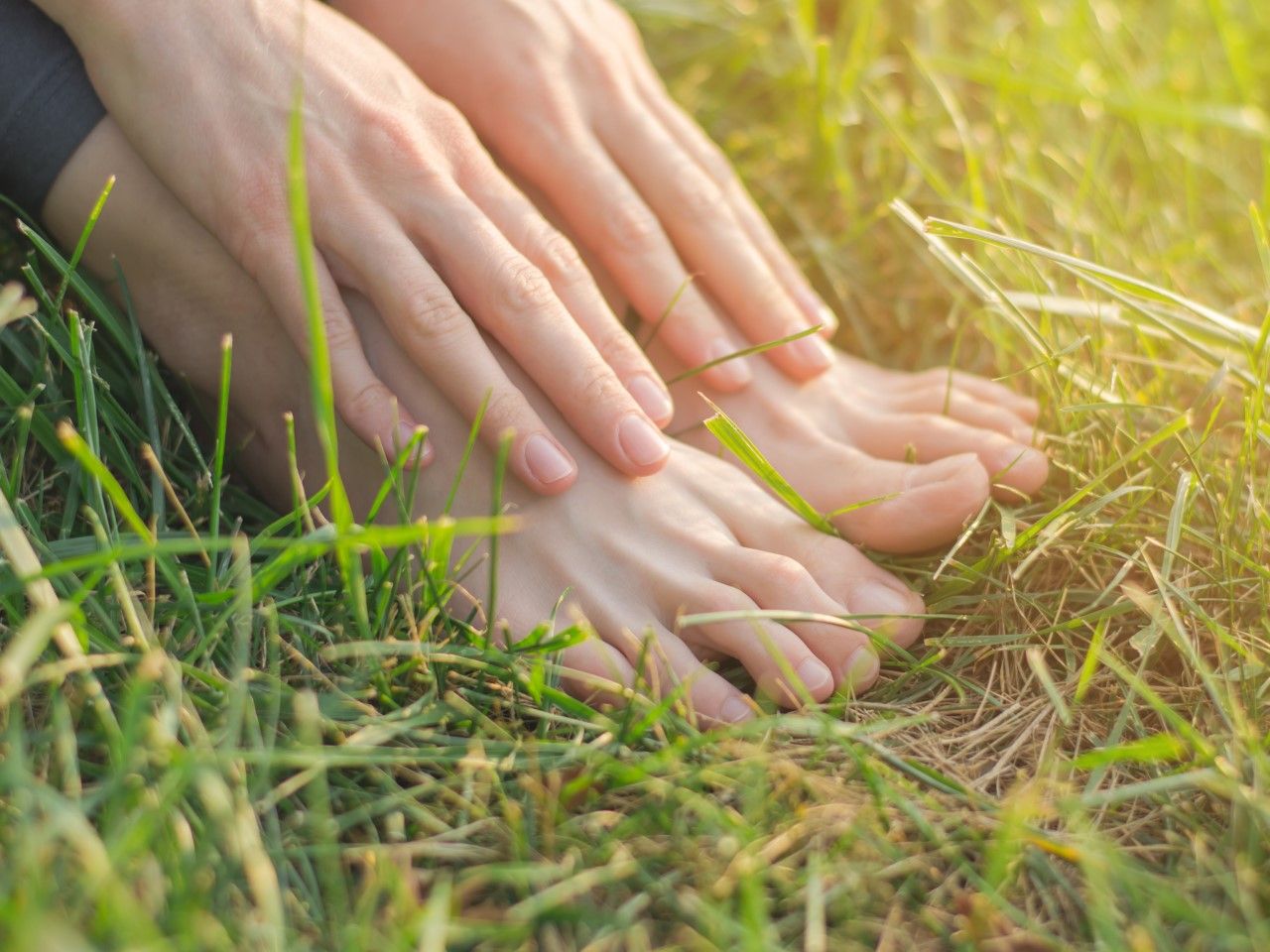 Potliwość stóp. Sposoby na spocone stopy - Dbam o siebie