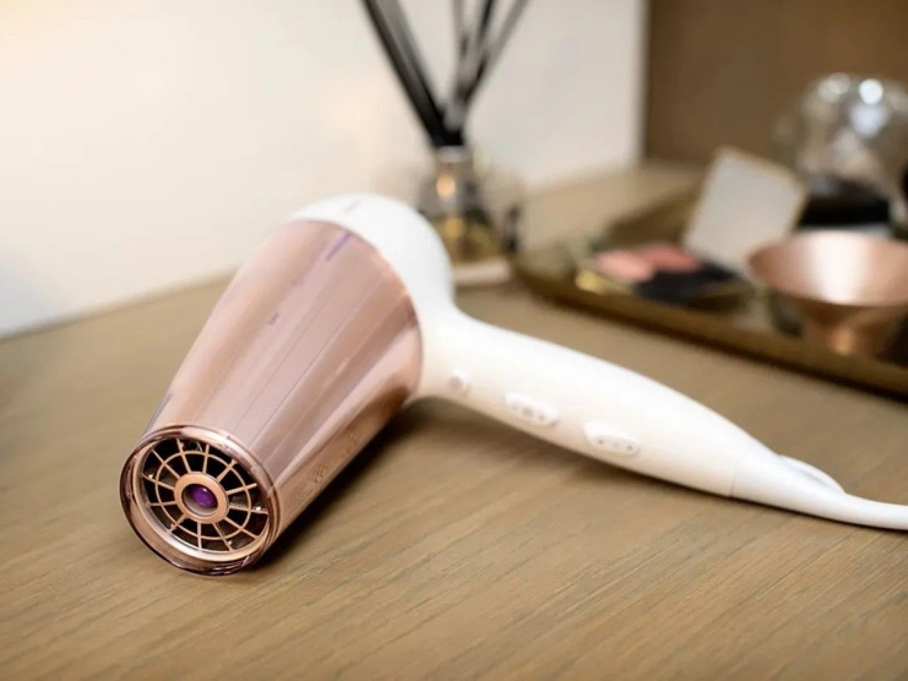 Porównanie profesjonalnych suszarek do włosów: Dyson Supersonic vs ...