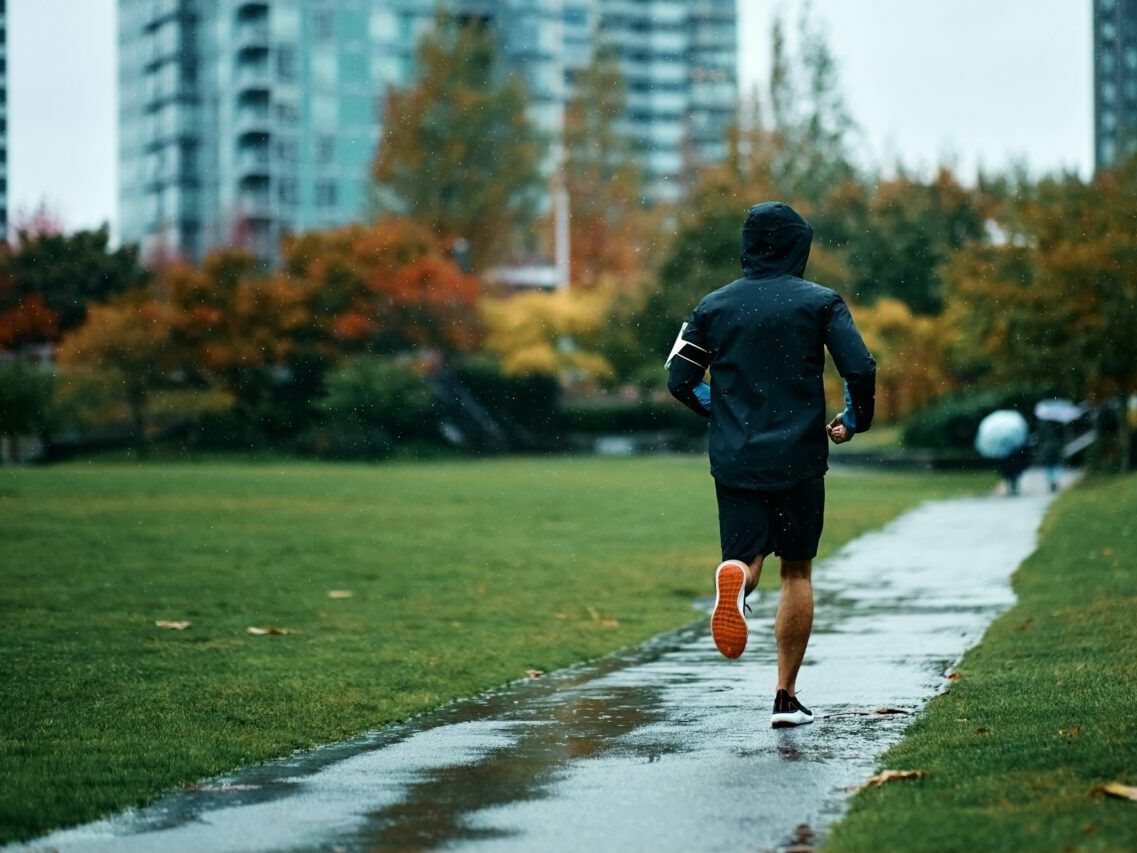 Bieganie w deszczu – sprzęt, przygotowanie, bezpieczeństwo - Poza domem