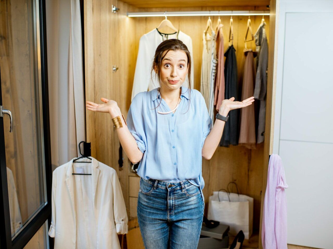 Jak układać ubrania w głębokiej szafie? - Kraina Stylu