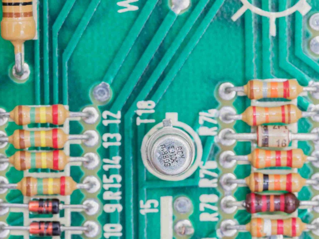 Jaki rezystor do diody? Rodzaje rezystorów - Magazyn Ceneo.pl