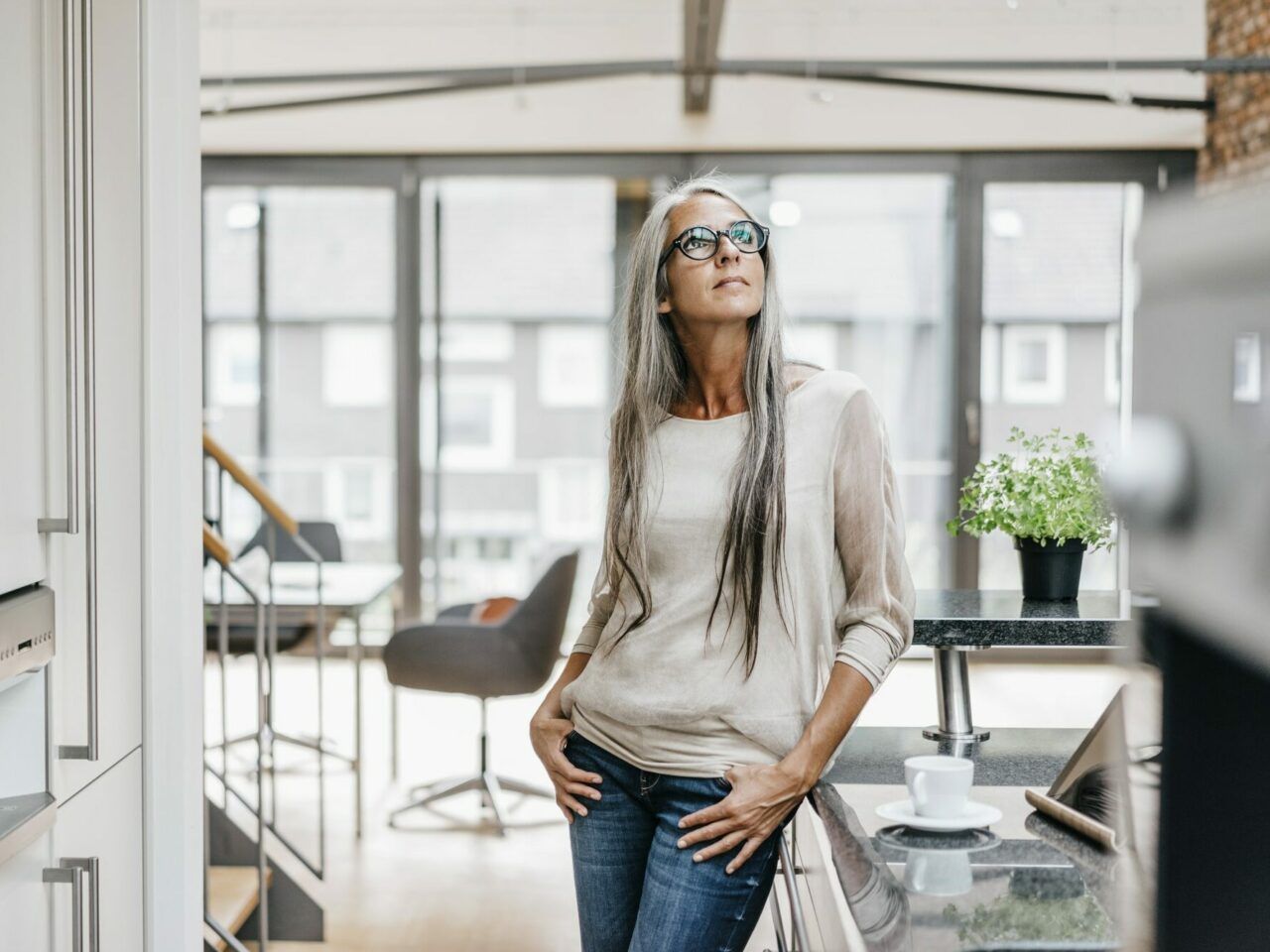 Szare włosy – komu pasują? Jak zafarbować się na siwo - Świat kosmetyków