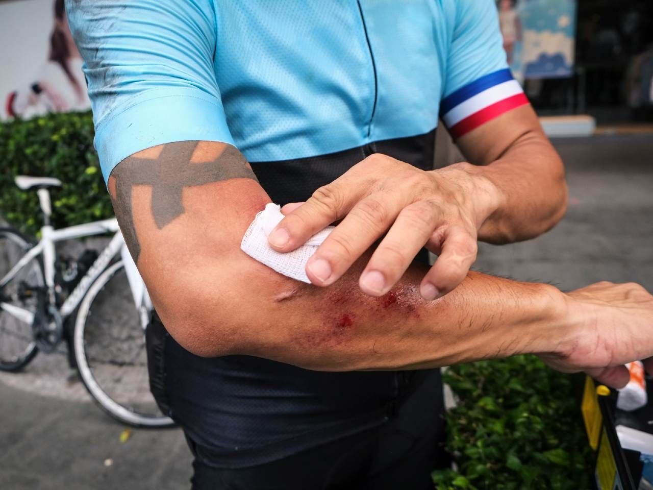 Rana z ropą. Jak leczyć? Co oznacza? Co robić? - Dbam o siebie