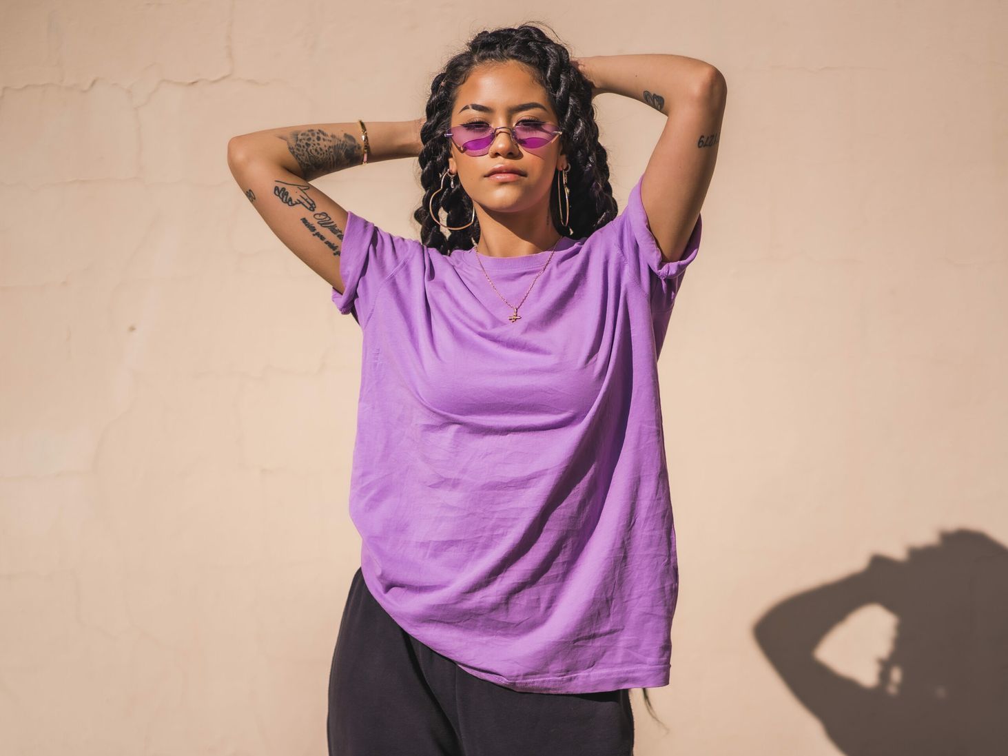 Styl baddie: cechy charakterystyczne. Propozycje stylizacji - Kraina Stylu