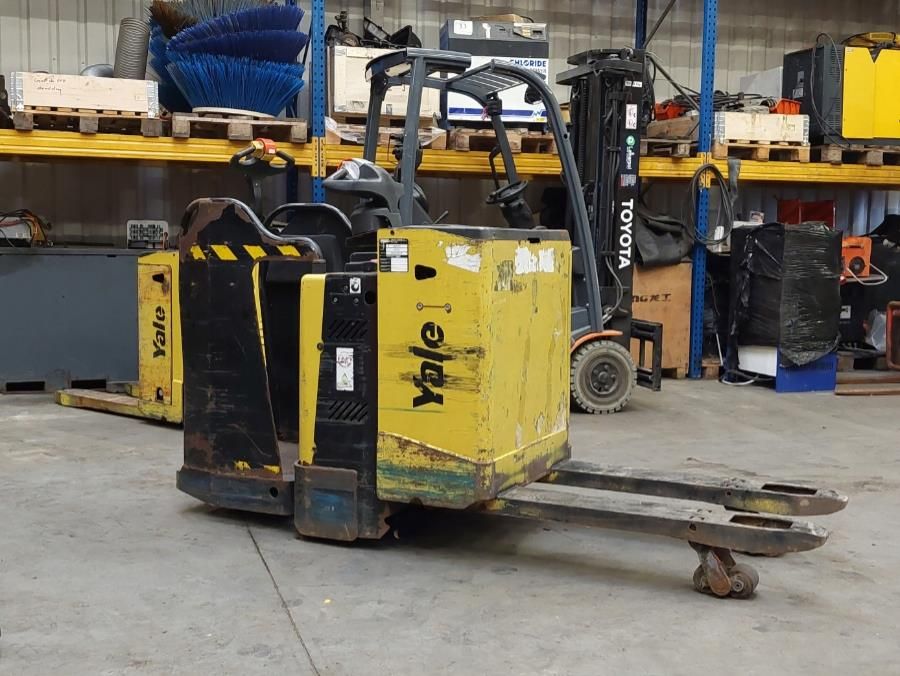 Wózek paletowy unoszący Yale MP20X FBW z podestem - Opinie i ceny na Ceneo.pl