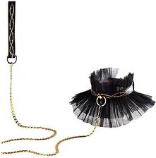 PRODUKT Z OUTLETU: SKÓRZANA OBROŻA ZE SMYCZĄ ORAZ TIULOWĄ FALBANKĄ ZALO ...