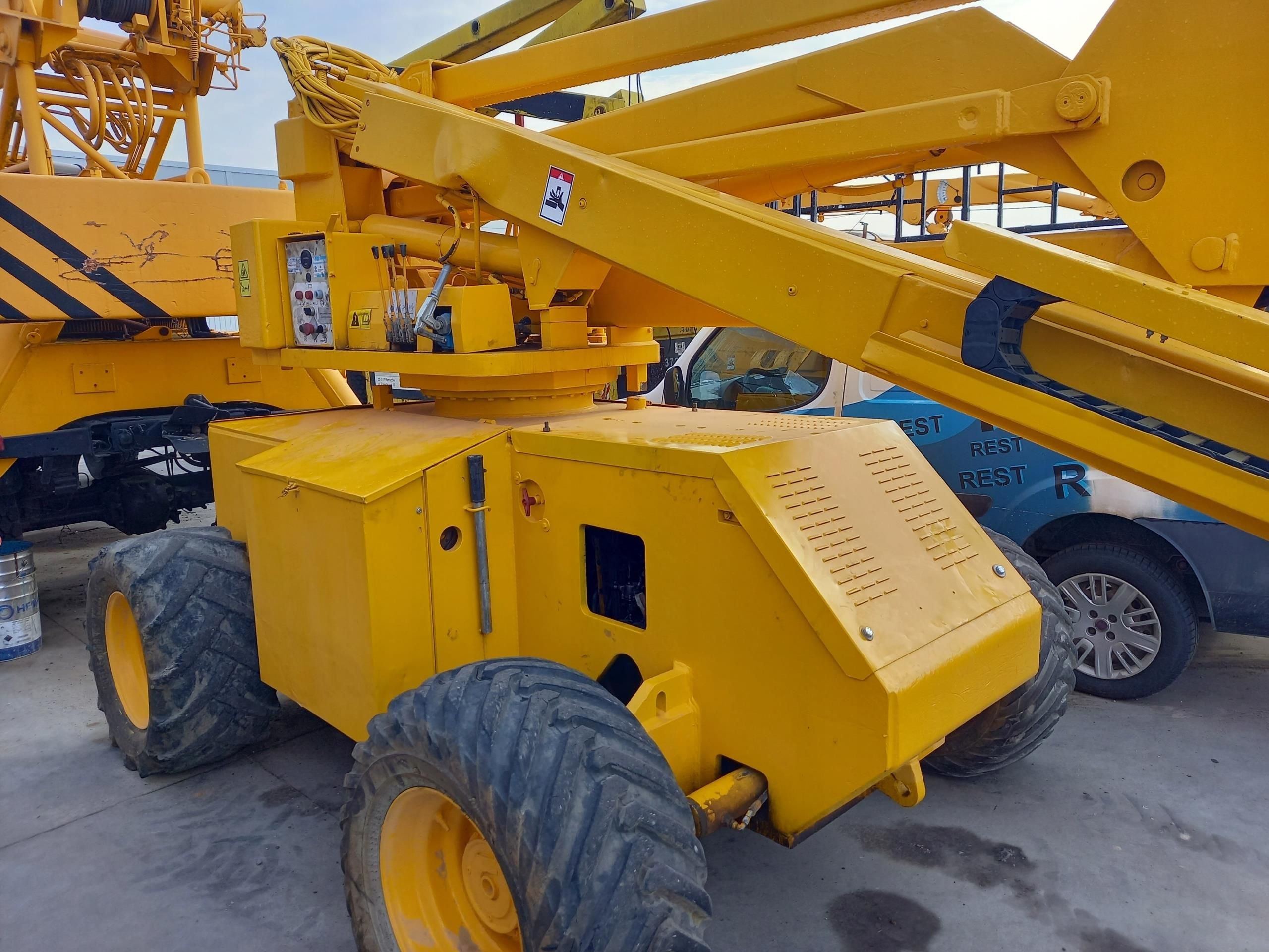 Podnośnik koszowy Haulotte HA16DX - Opinie i ceny na Ceneo.pl