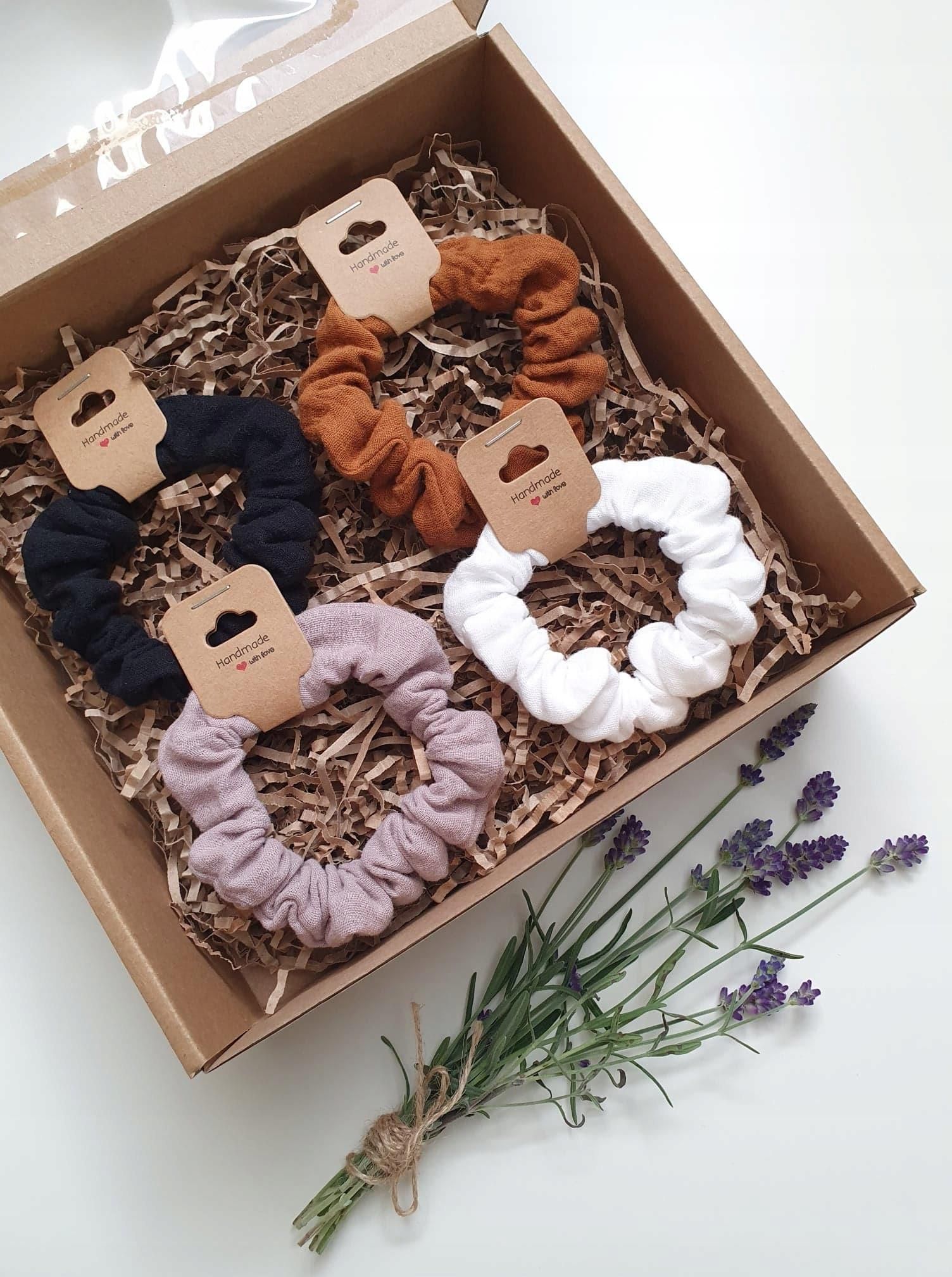 HANDMADE ZESTAW PREZENTOWY 4 GUMKI SCRUNCHIE MUŚLINOWE BOX - Opinie i ...