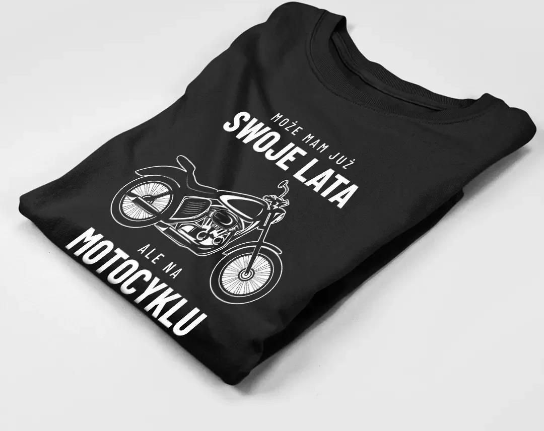 Może mam już swoje lata, ale na motocyklu czuję się jak nastolatek - męska koszulka na prezent ...