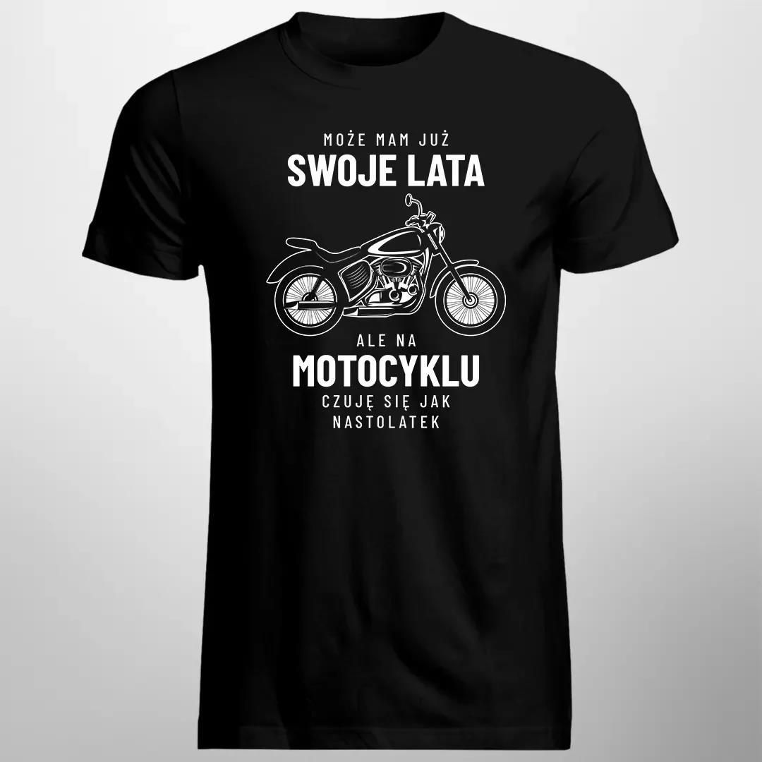 Może mam już swoje lata, ale na motocyklu czuję się jak nastolatek - męska koszulka na prezent ...