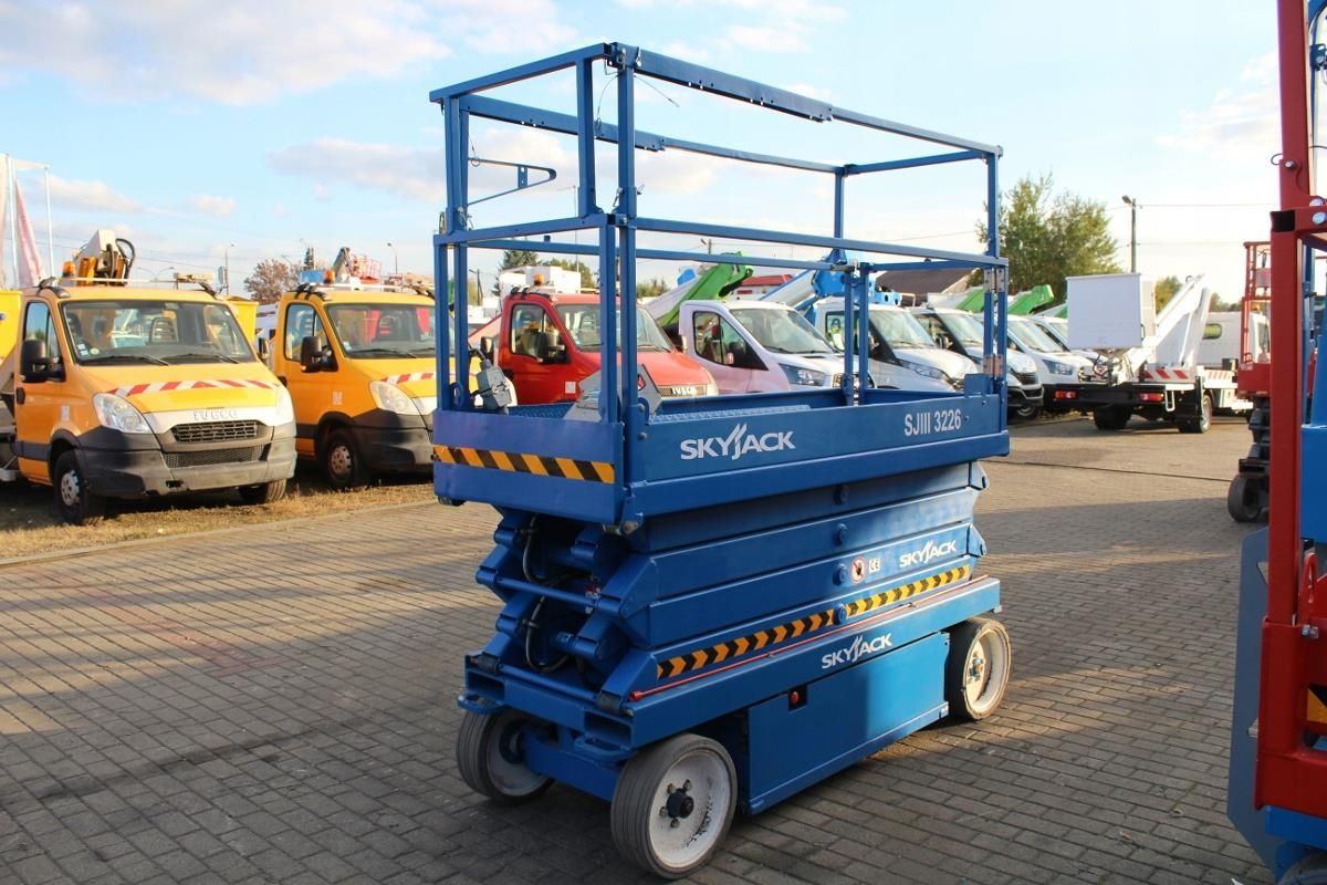 Elektryczny nożycowy zwyżka 10m Skyjack 3226 Genie - Opinie i ceny na ...