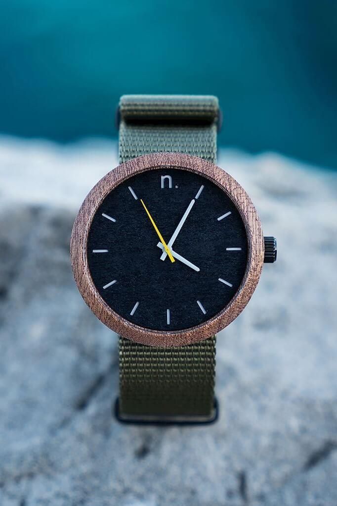 Neat Brand Drewniany z okrągłą tarczą na materiałowym pasku - Zegarki ...