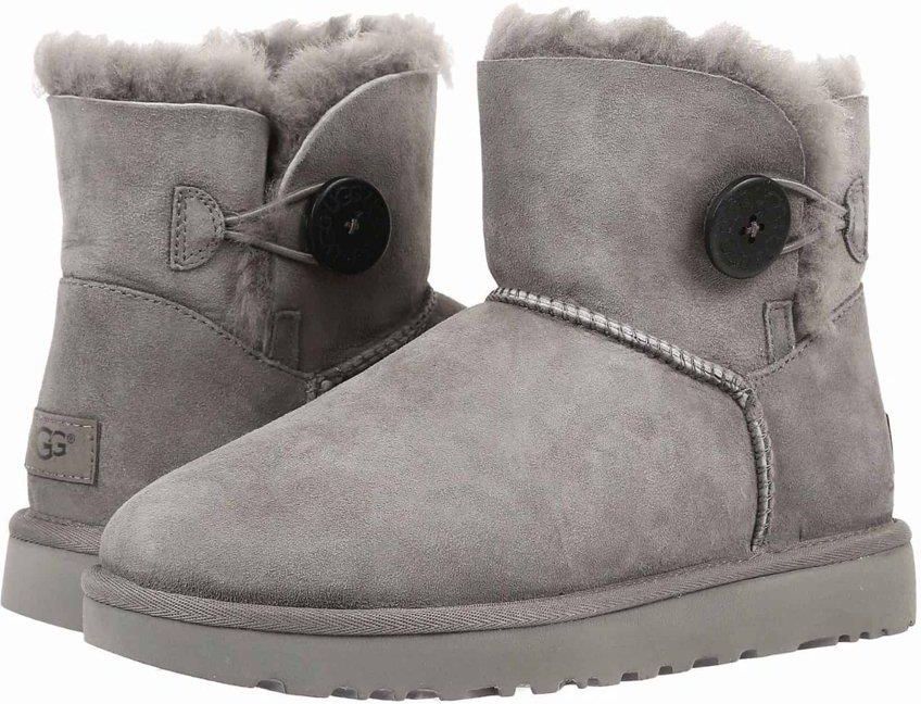 Buty do kostki marki UGG model MINI_BAILEY_BUTTON_II_1016422 kolor Szary. Obuwie Damskie. Sezon ...