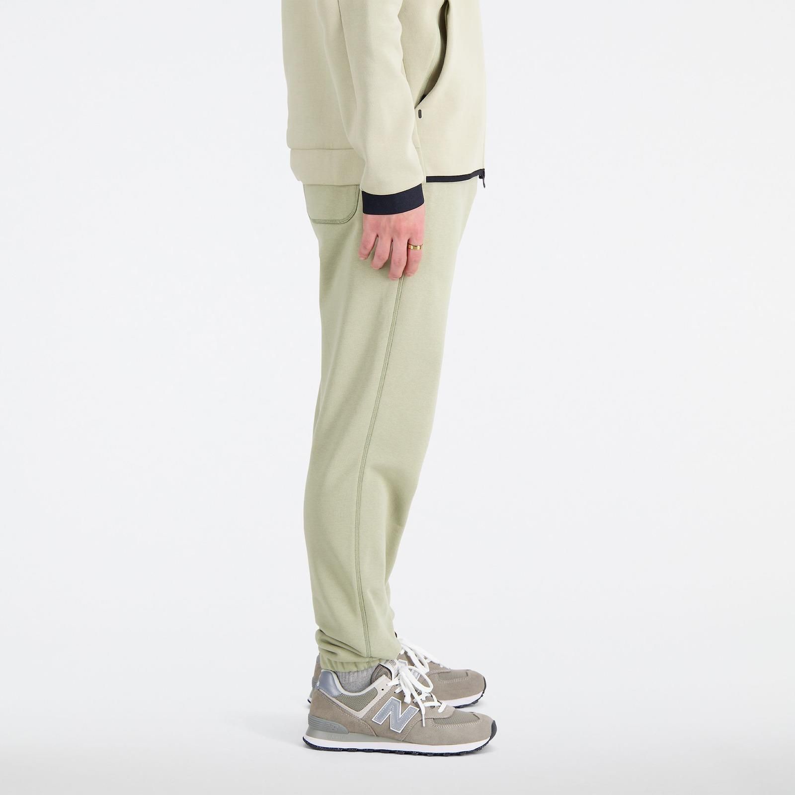 New Balance SPODNIE NB ESSENTIALS SWEATPANT MP33509FUG - Ceny i opinie ...