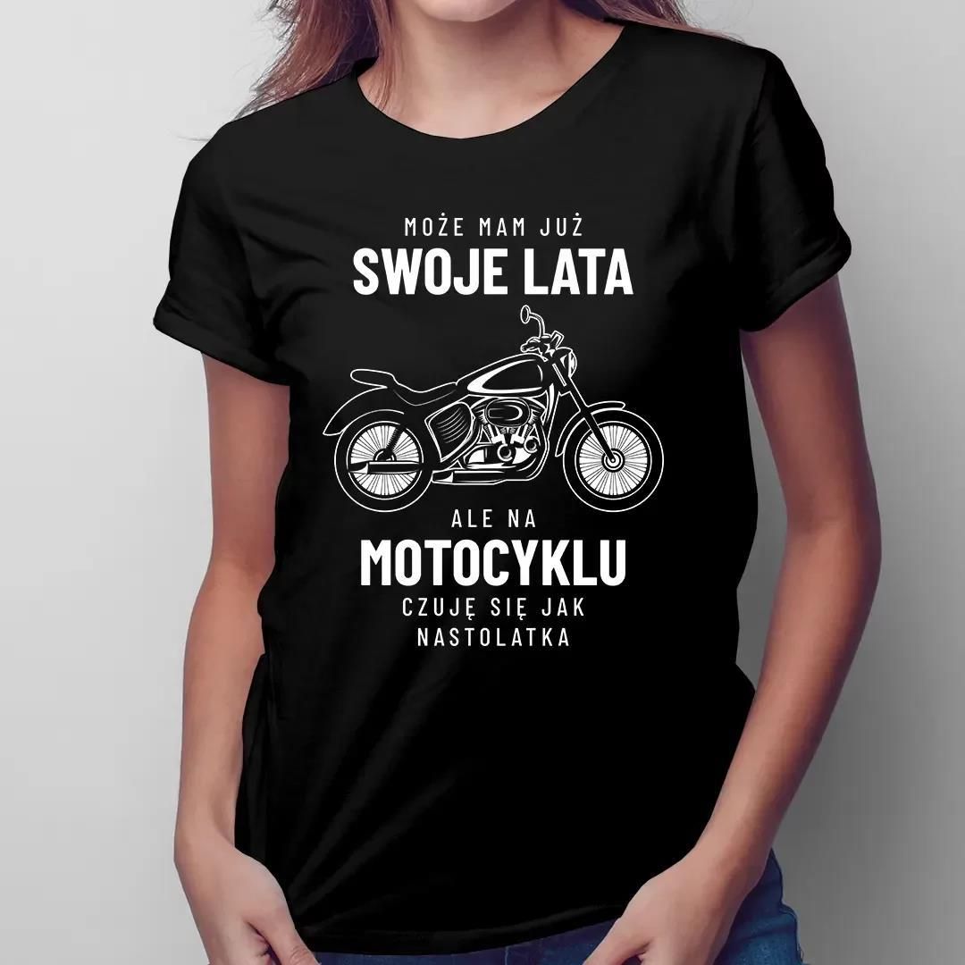 Może mam już swoje lata, ale na motocyklu czuję się jak nastolatka - damska koszulka z nadrukiem ...