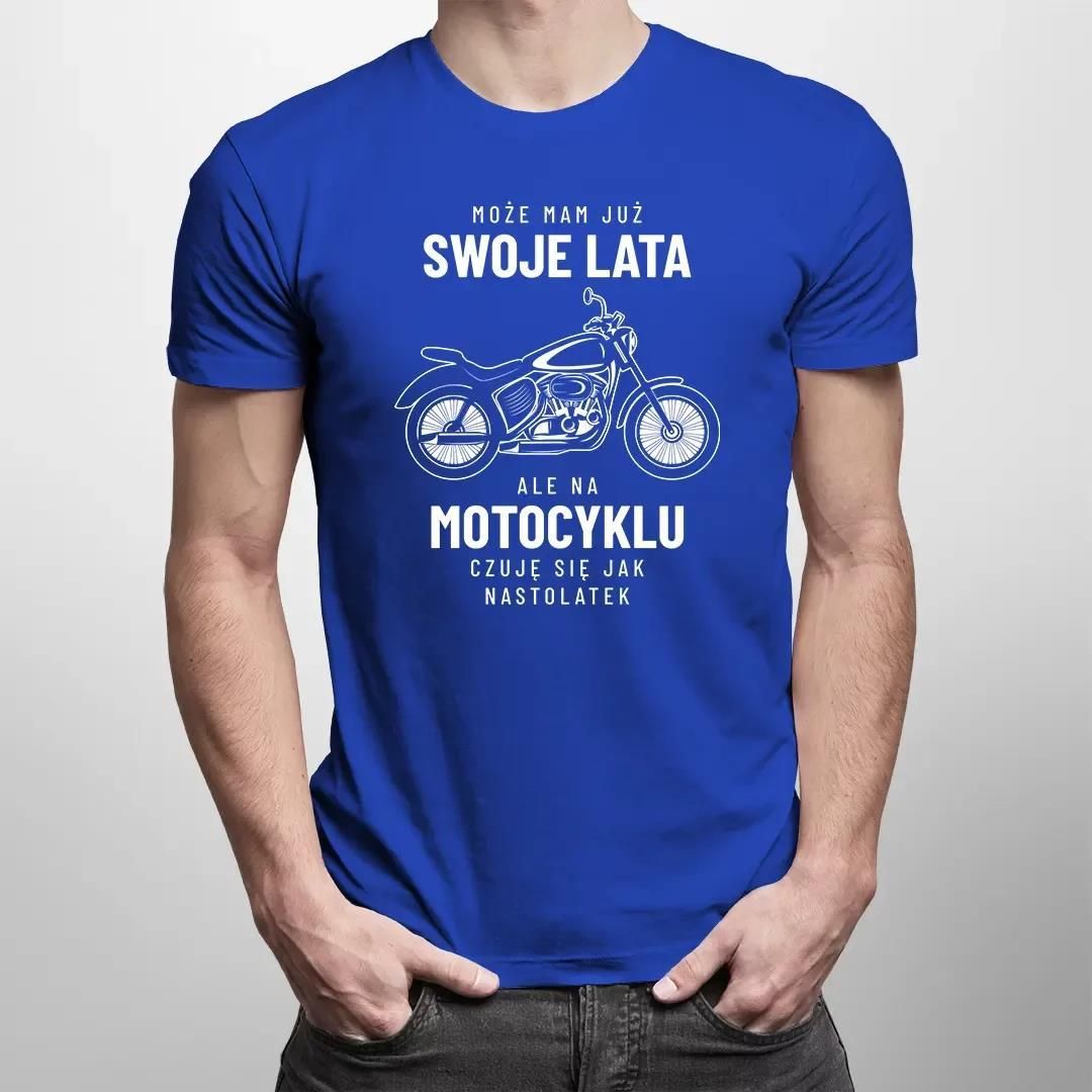 Może mam już swoje lata, ale na motocyklu czuję się jak nastolatek - męska koszulka z nadrukiem ...