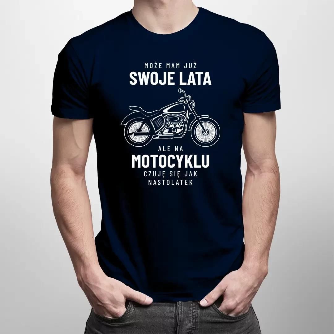 Może mam już swoje lata, ale na motocyklu czuję się jak nastolatek - męska koszulka z nadrukiem ...