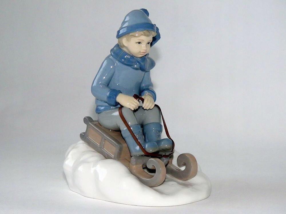 Lesser & Pavey Anglia Chiny Lesser & Pavey Figurka Porcelanowa Sledging ...