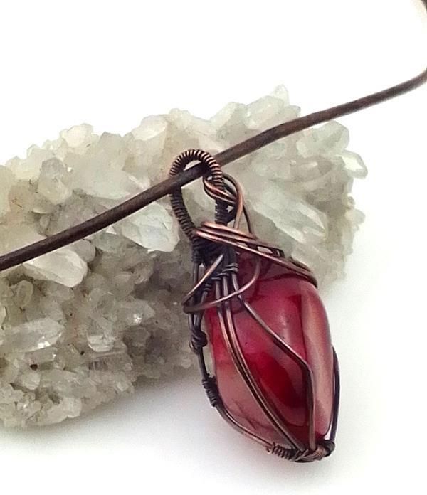 Zawieszka miedziana (4.8x2.4x2 cm) z kamykiem agatu na rzemieniu, znak ...