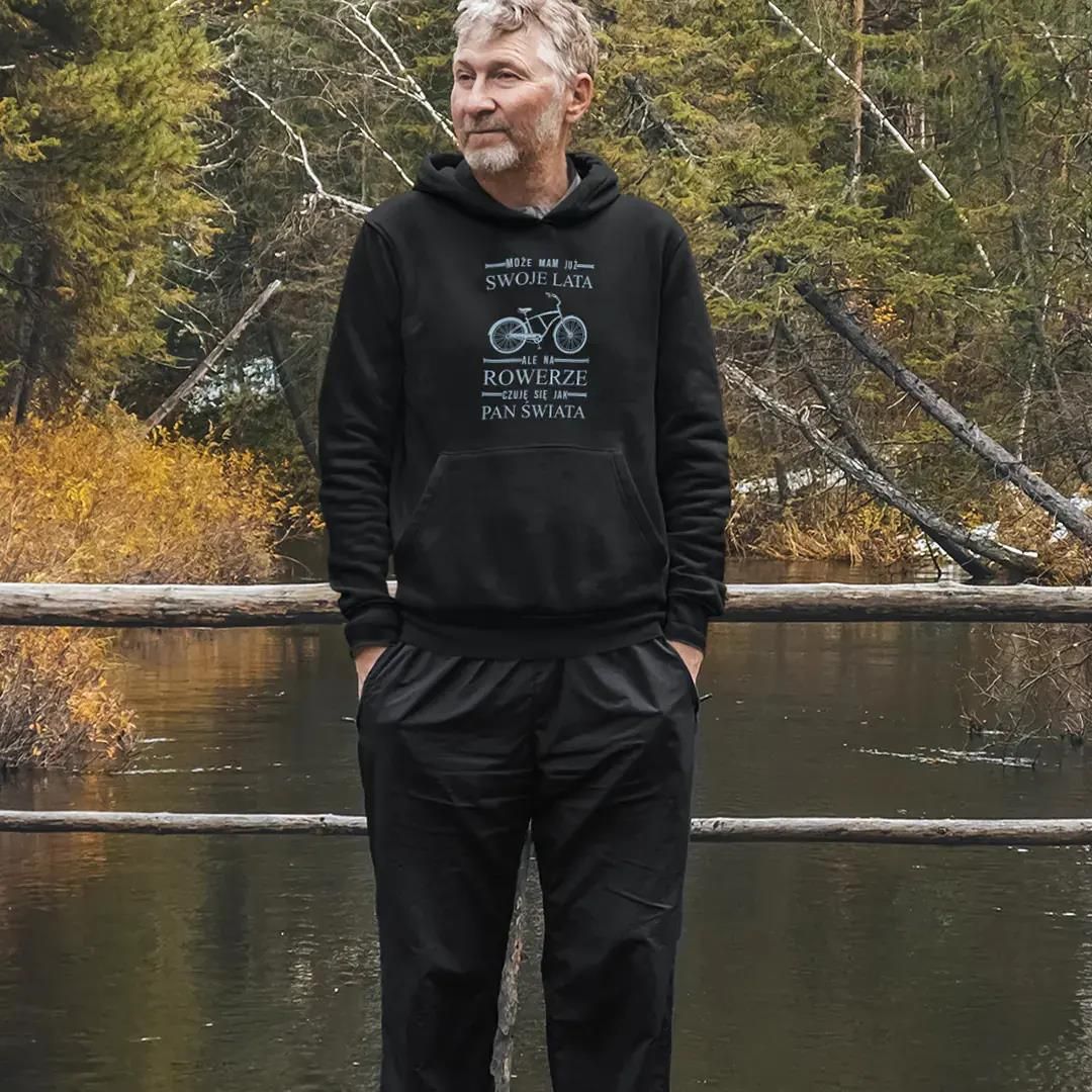 Może mam już swoje lata, ale na rowerze czuję się jak pan świata - męska bluza z nadrukiem ...