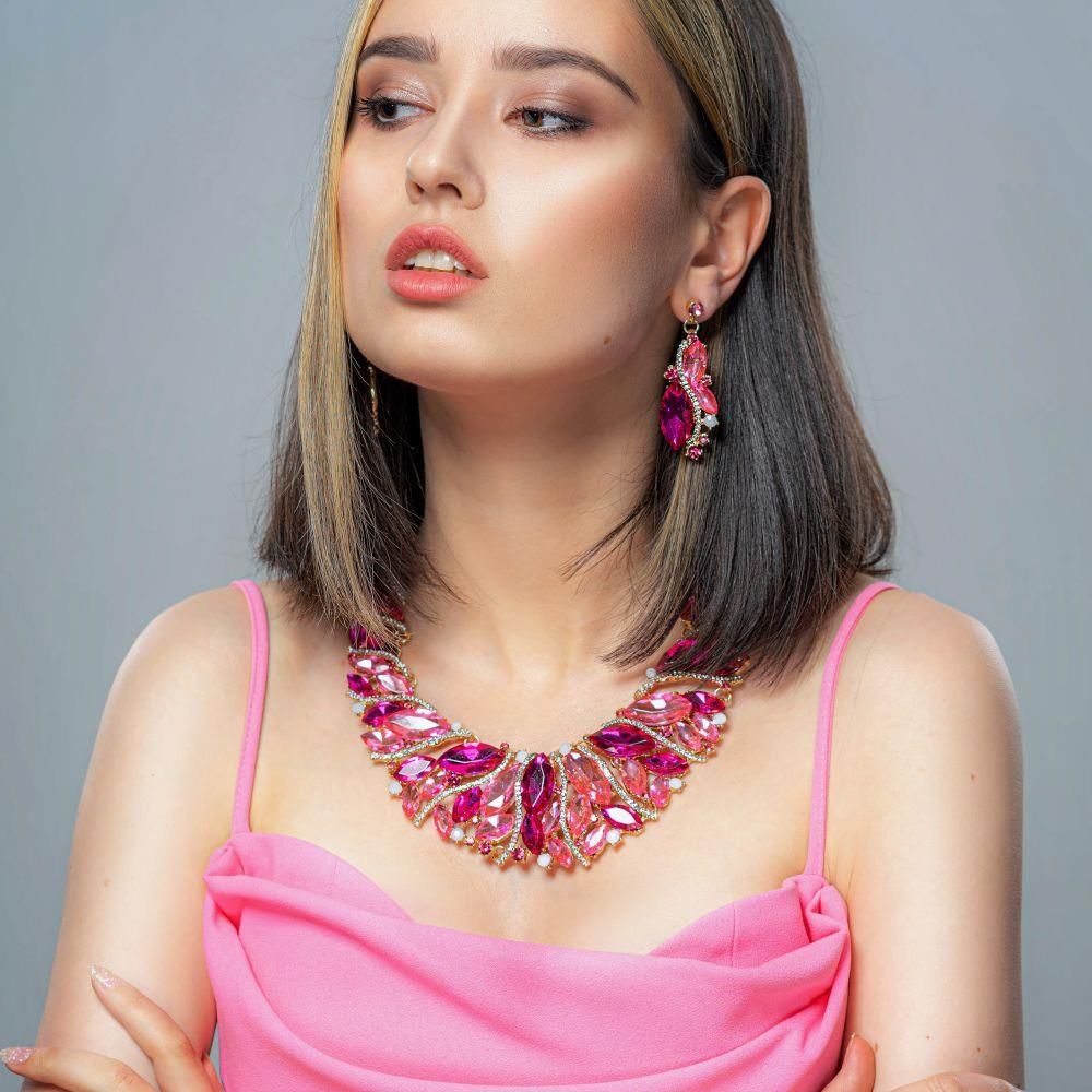 Różowy komplet biżuterii naszyjnik kolia i kolczyki kamienie fuksja ...