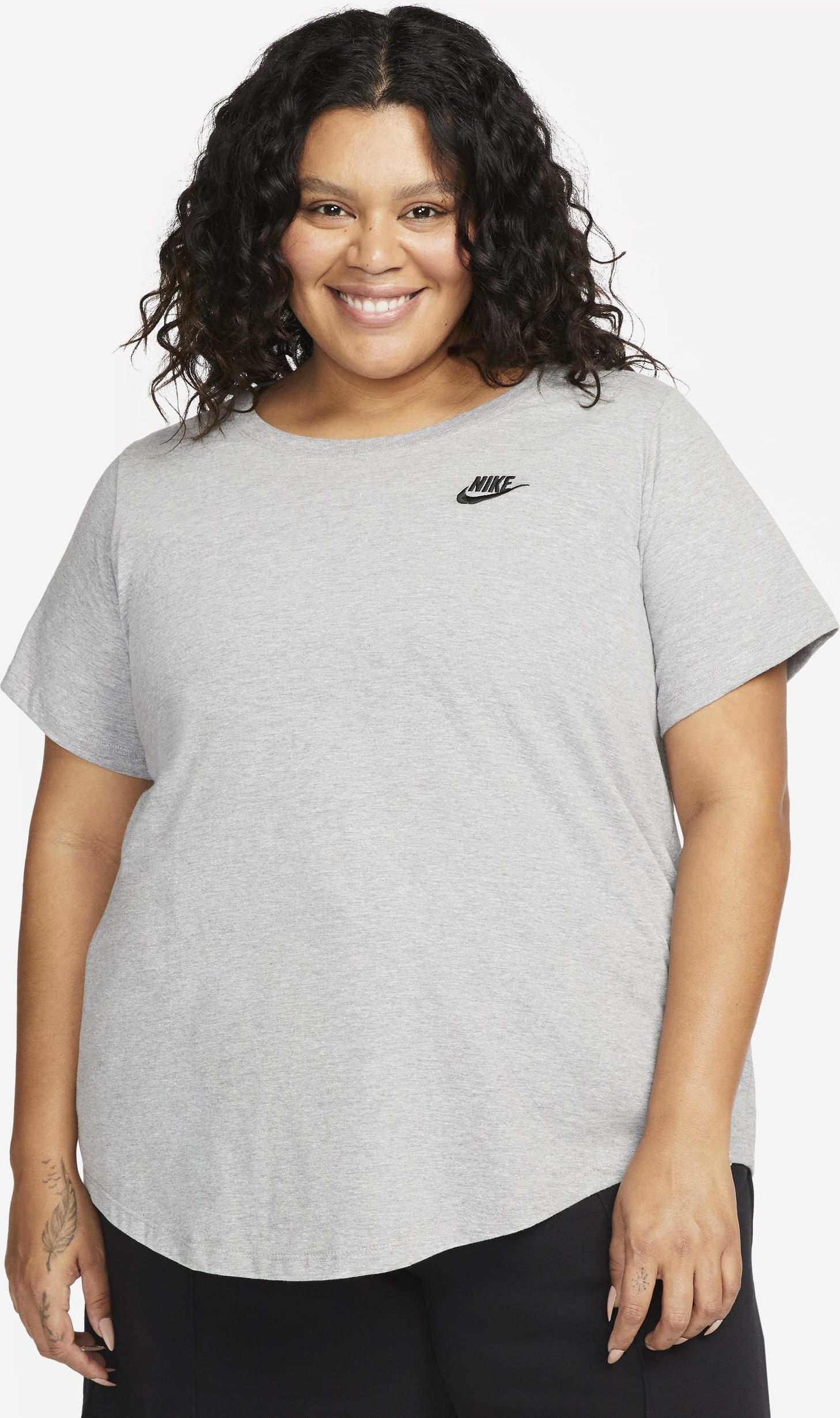 T-shirt damski Nike Sportswear Club Essentials (duże rozmiary) - Szary ...