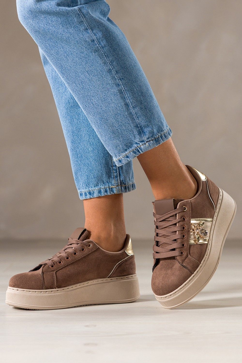 Brązowe sneakersy damskie buty sportowe na beżowej platformie złote ...