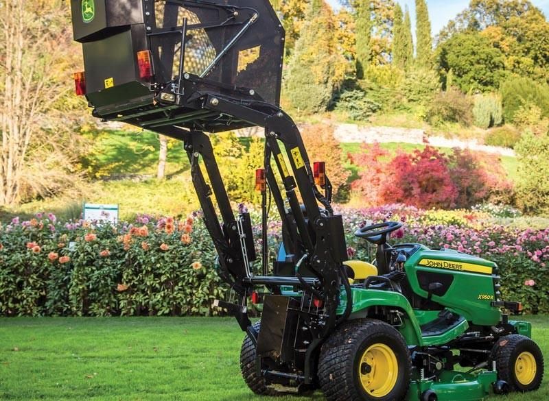 John Deere X750 z agregatem tnącym i zbiornikiem 600 l wysokiego ...