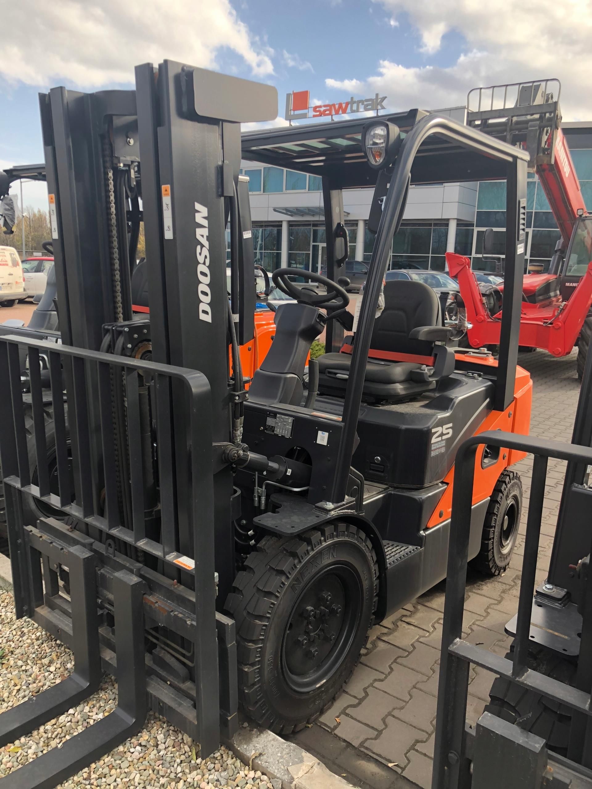 WÓZEK WIDŁOWY DOOSAN PRO G25P-7 NOWY 2.5T TRIPLEX - Opinie i ceny na ...
