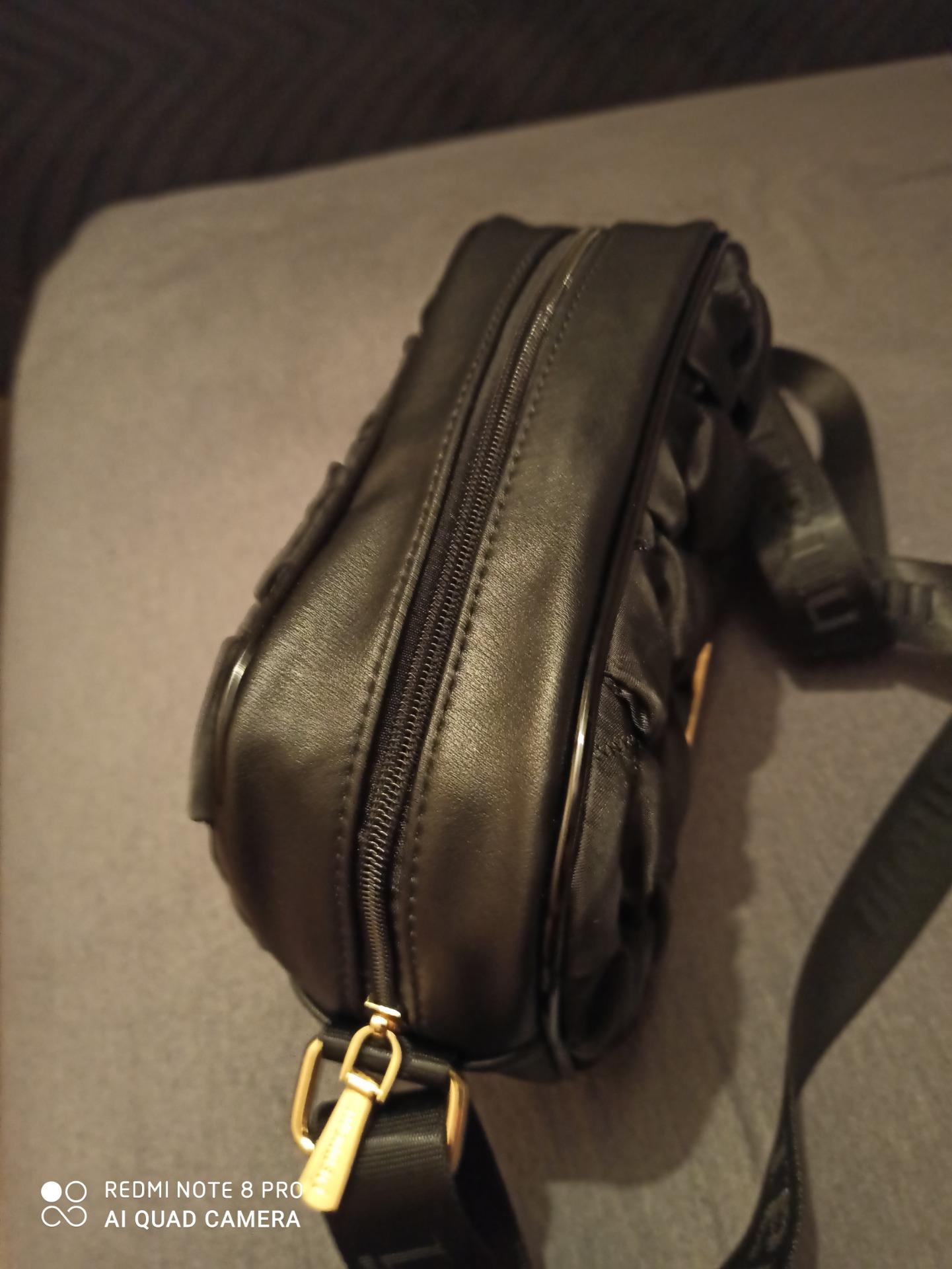 Pikowana listonoszka monnari pojemna sportowa torebka na długim szerokim pasku z logo - czarny ...