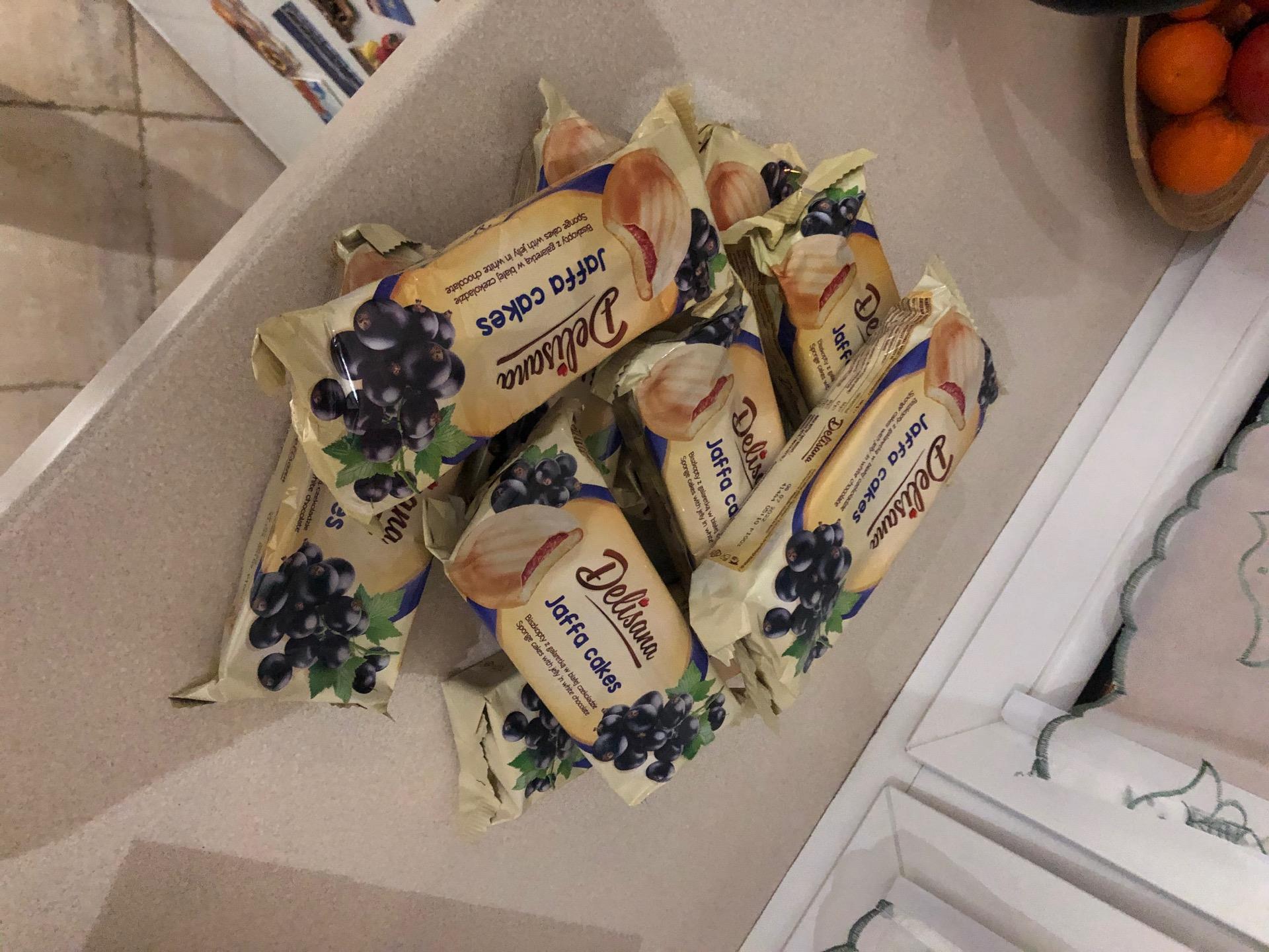 Delicpol Party Jaffa Biszkopty z galaretką o smaku czarnej porzeczki w ...